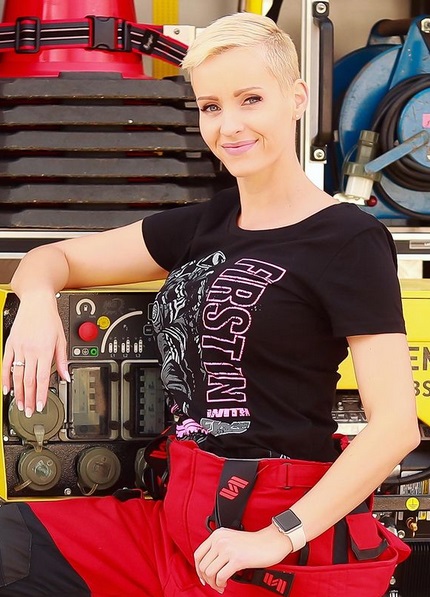 PORNO ŽVAIGŽDĖ ANIKE EKINA TAPO GAISRININKE - Play Radio - More Hits!